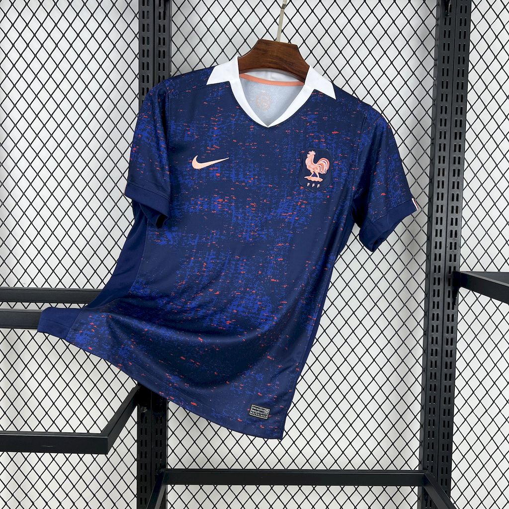 Équipe de France Féminine maillot foot domicile 2025 2026 | La Maison du Maillot