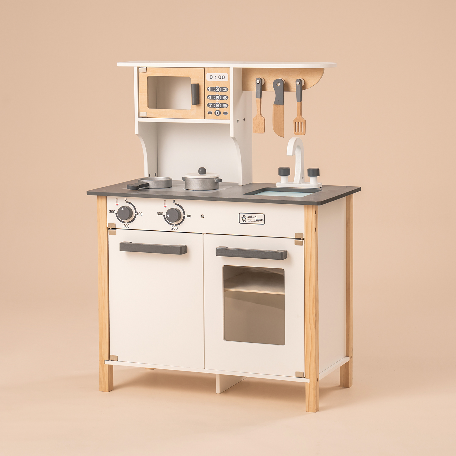 Robud Wooden Toys | Play kitchens | Dollhouses | Wooden Play Tools